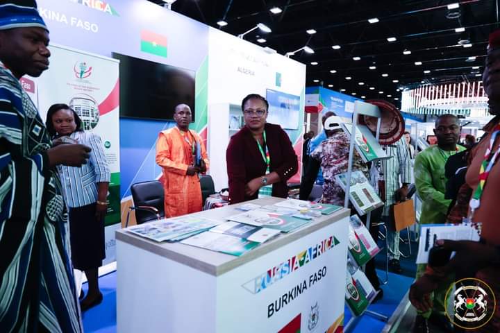 2e Forum économique et humanitaire : le Chef de l’Etat visite le stand ...